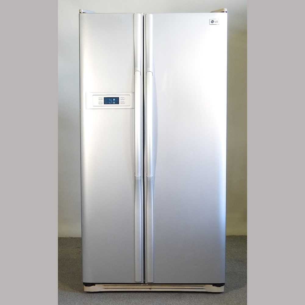 Lot 426 - An LG fridge freezer