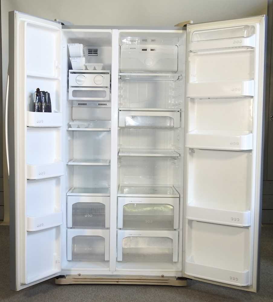 Lot 426 - An LG fridge freezer