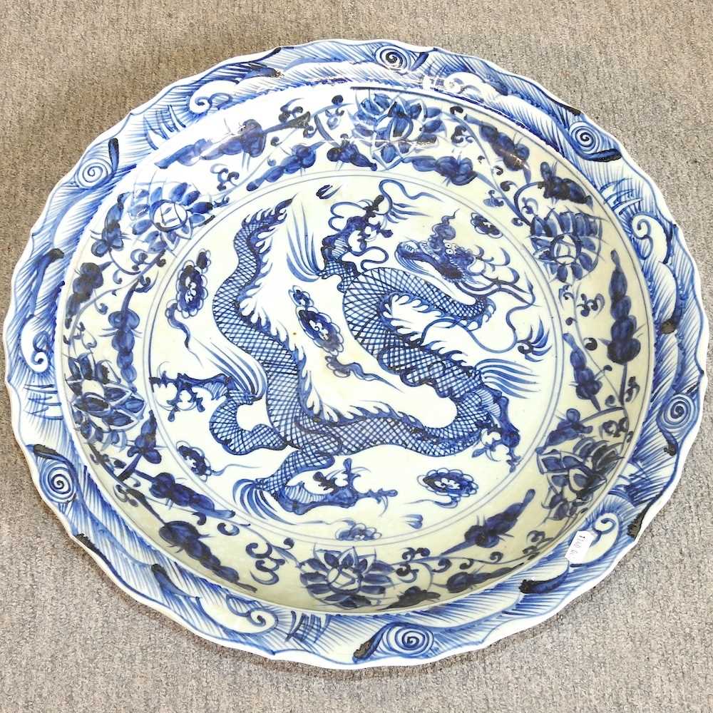 Lot 643 - A Chinese charger