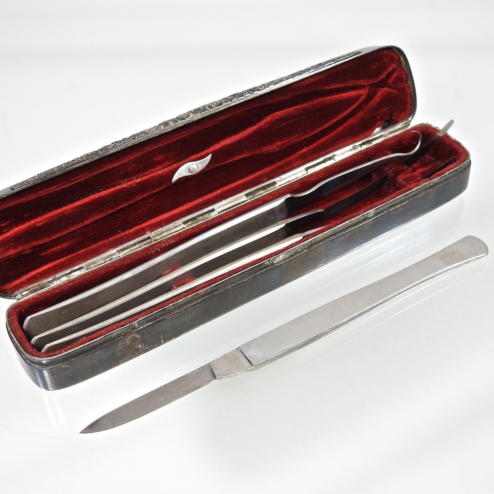 Lot 15 - A set of Victorian surgeon's scalpels