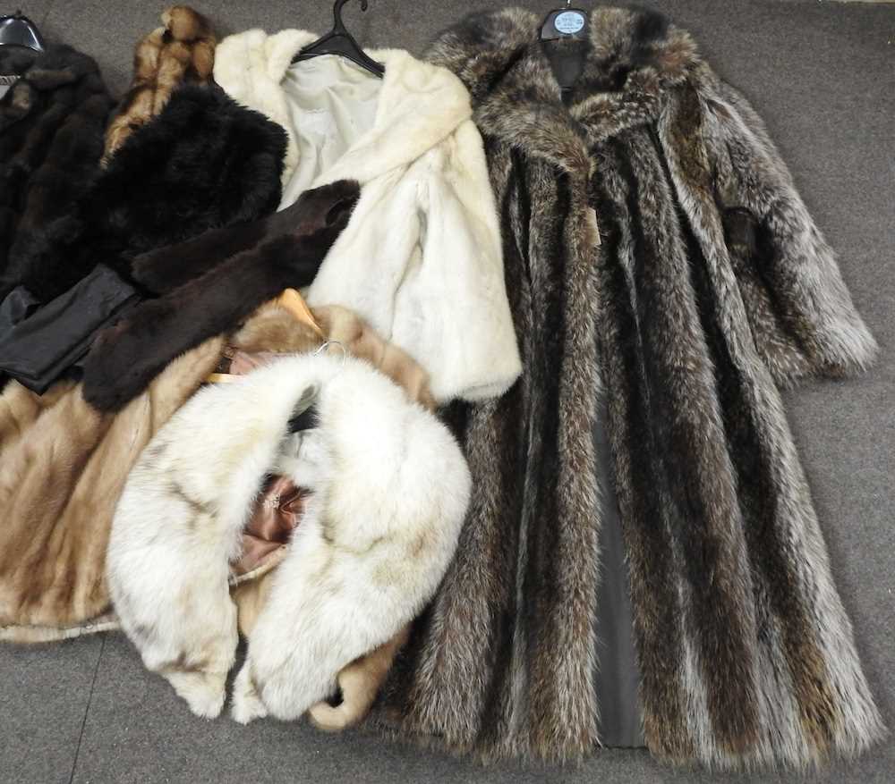 Lot 501 - A collection of furs