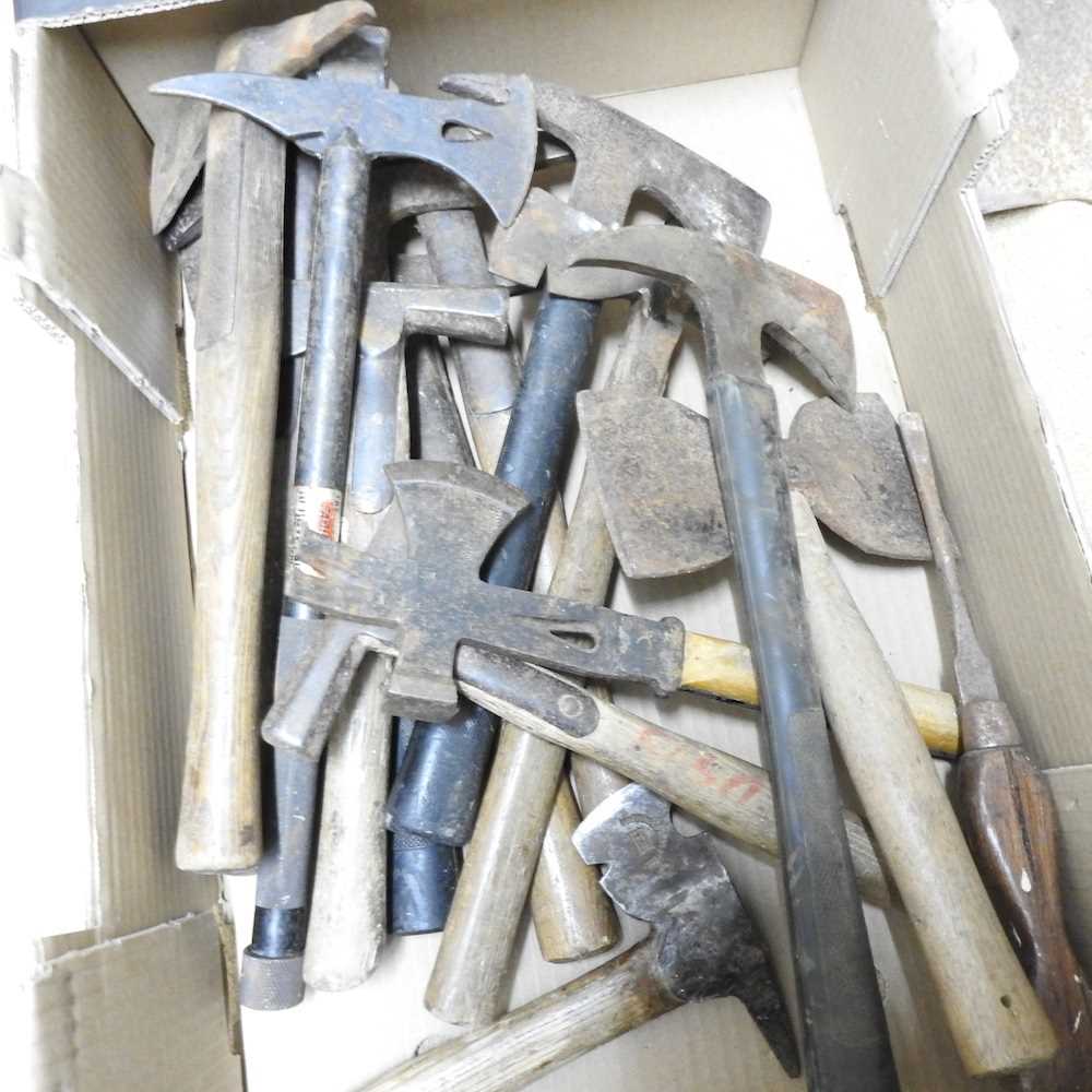 Lot 28 - A collection of vintage hand tools