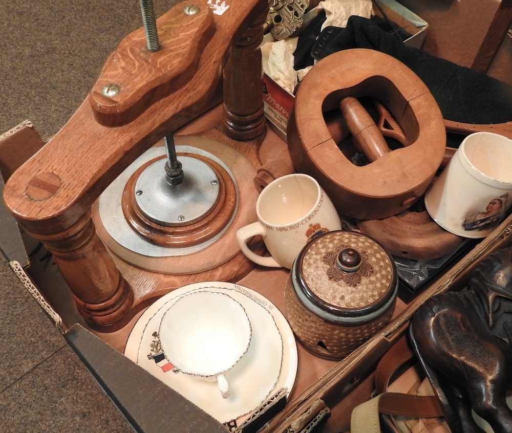 Lot 92 - A collection of items