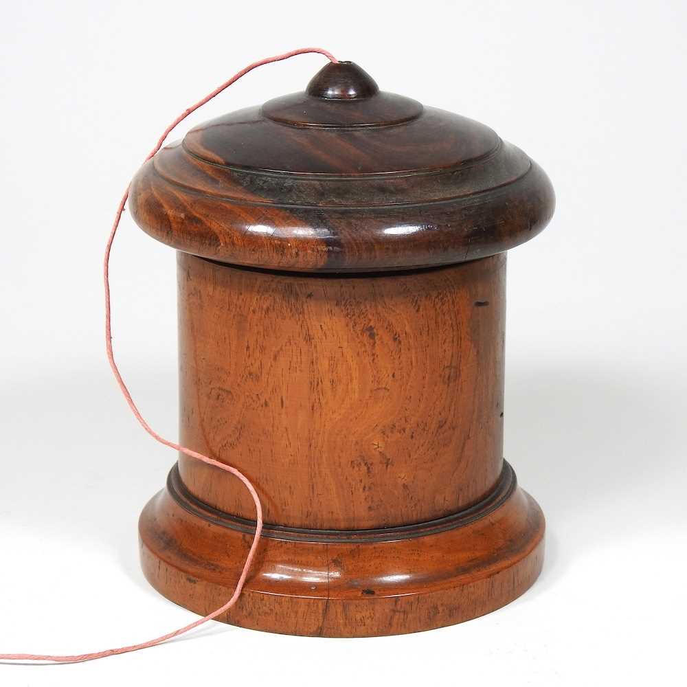Lot 416 - A treen box