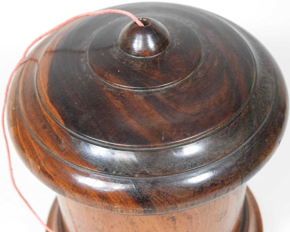 Lot 416 - A treen box