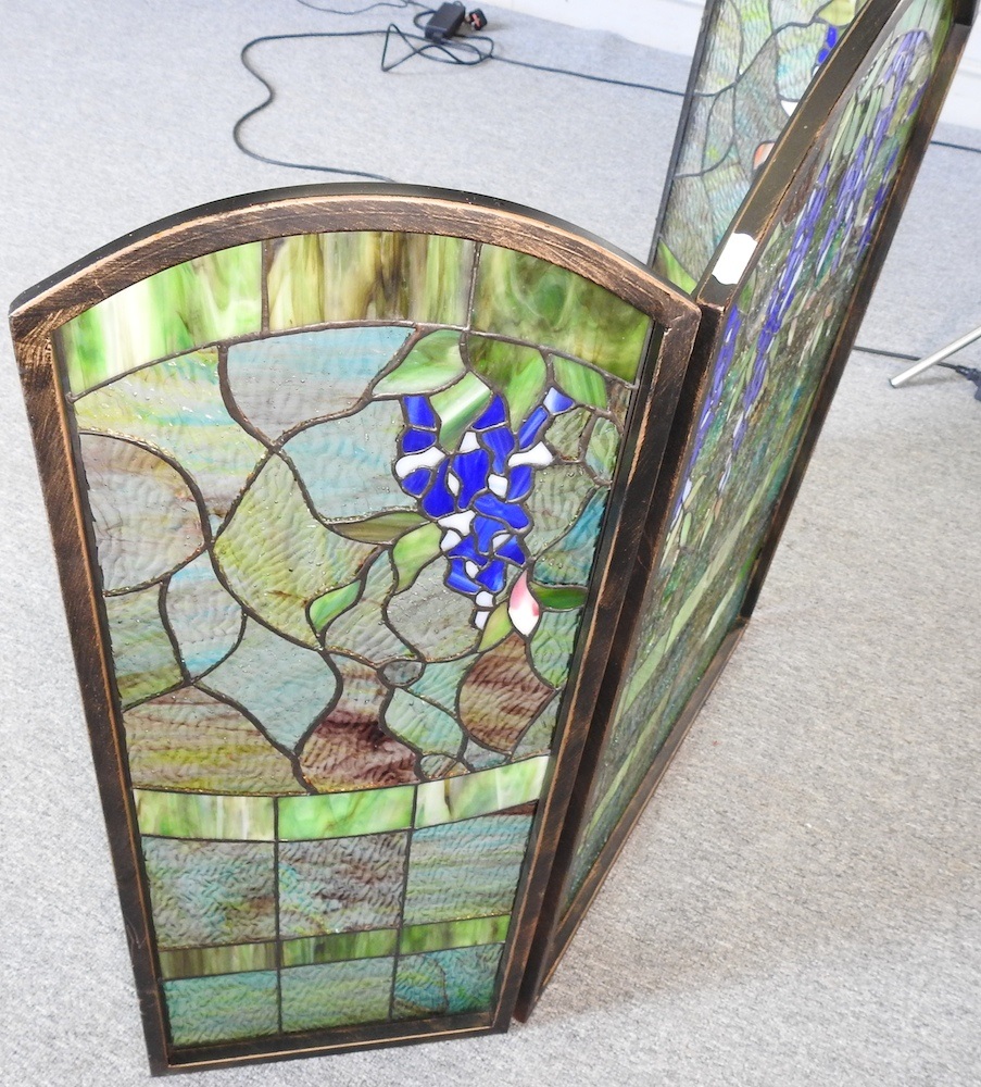 Lot 74 - A Tiffany style fire screen