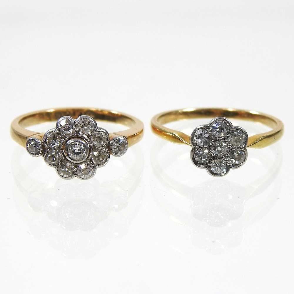 Lot 158 - An 18 carat gold and platinum daisy set