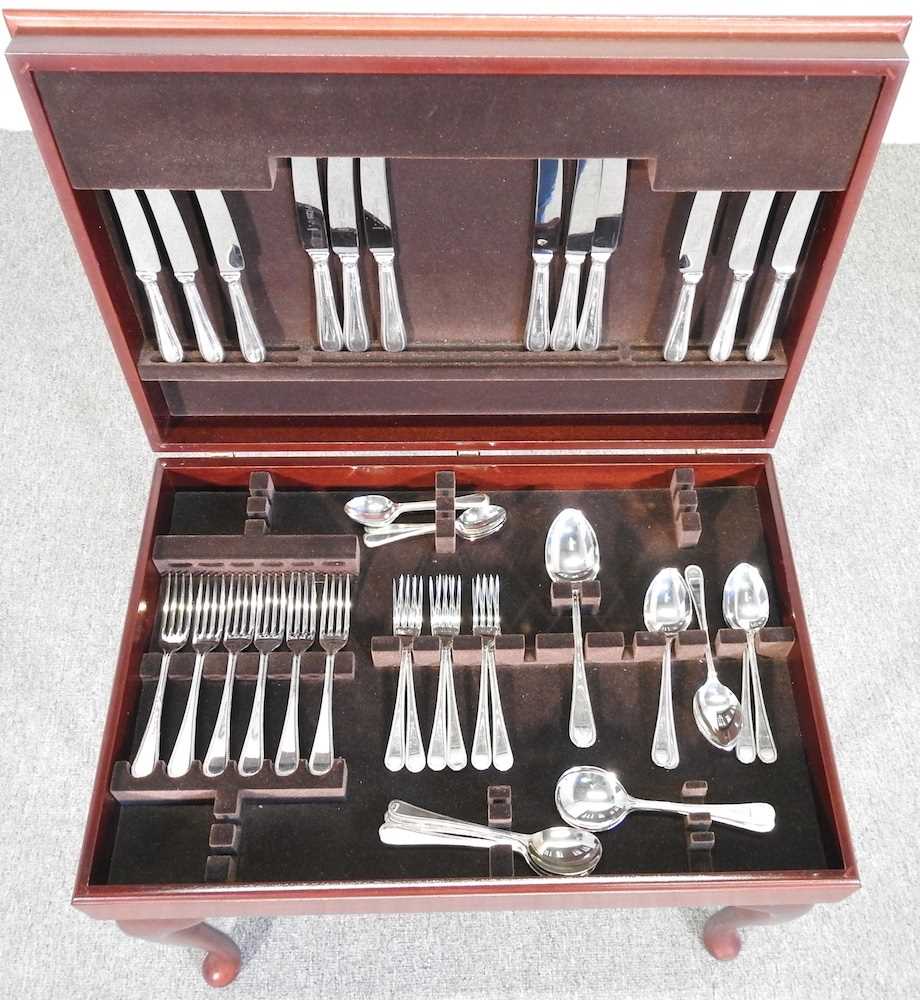 Lot 41 - A modern Arthur Price canteen of bead pattern