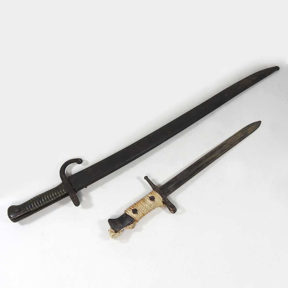 Lot 246 - A late 19th century French bayonet, in a