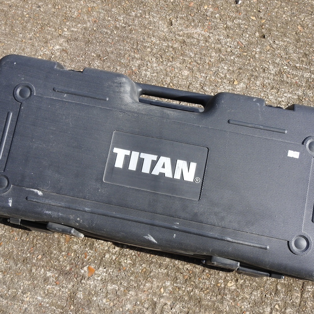 Lot 623 - A Titan electric breaker, cased