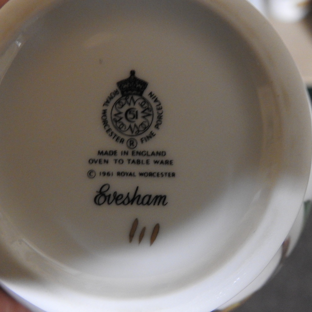 Lot 570 - A collection of Worcester Evesham pattern