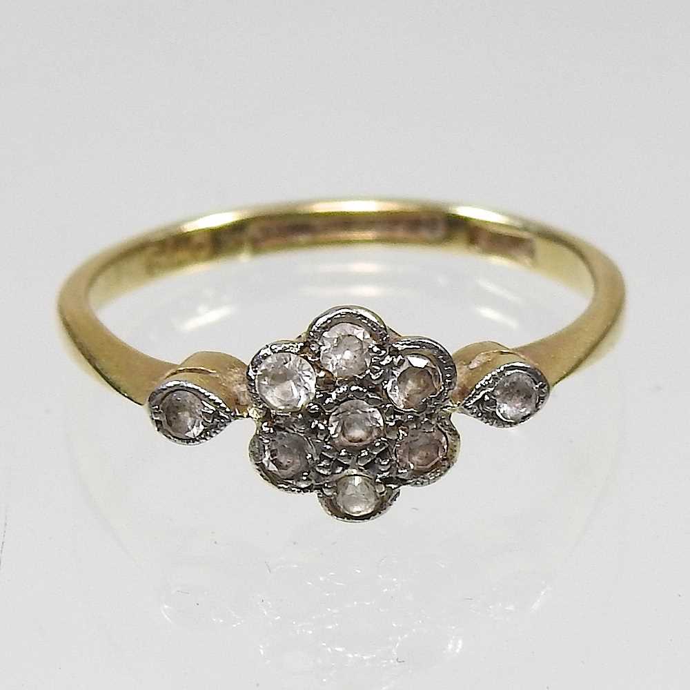Lot 295 - An 18 carat gold and diamond daisy set
