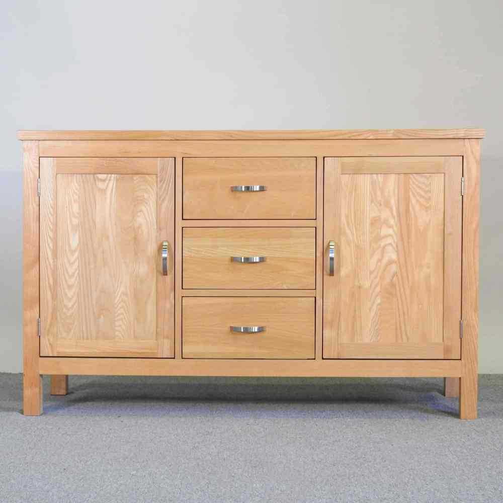 Lot 521 - A modern light oak sideboard