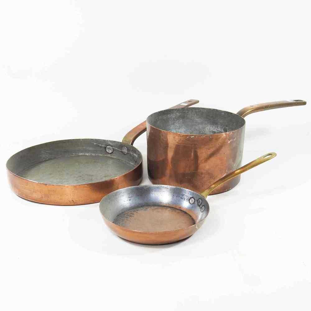 Lot 113 - A large 19th century copper frying pan, 32cm