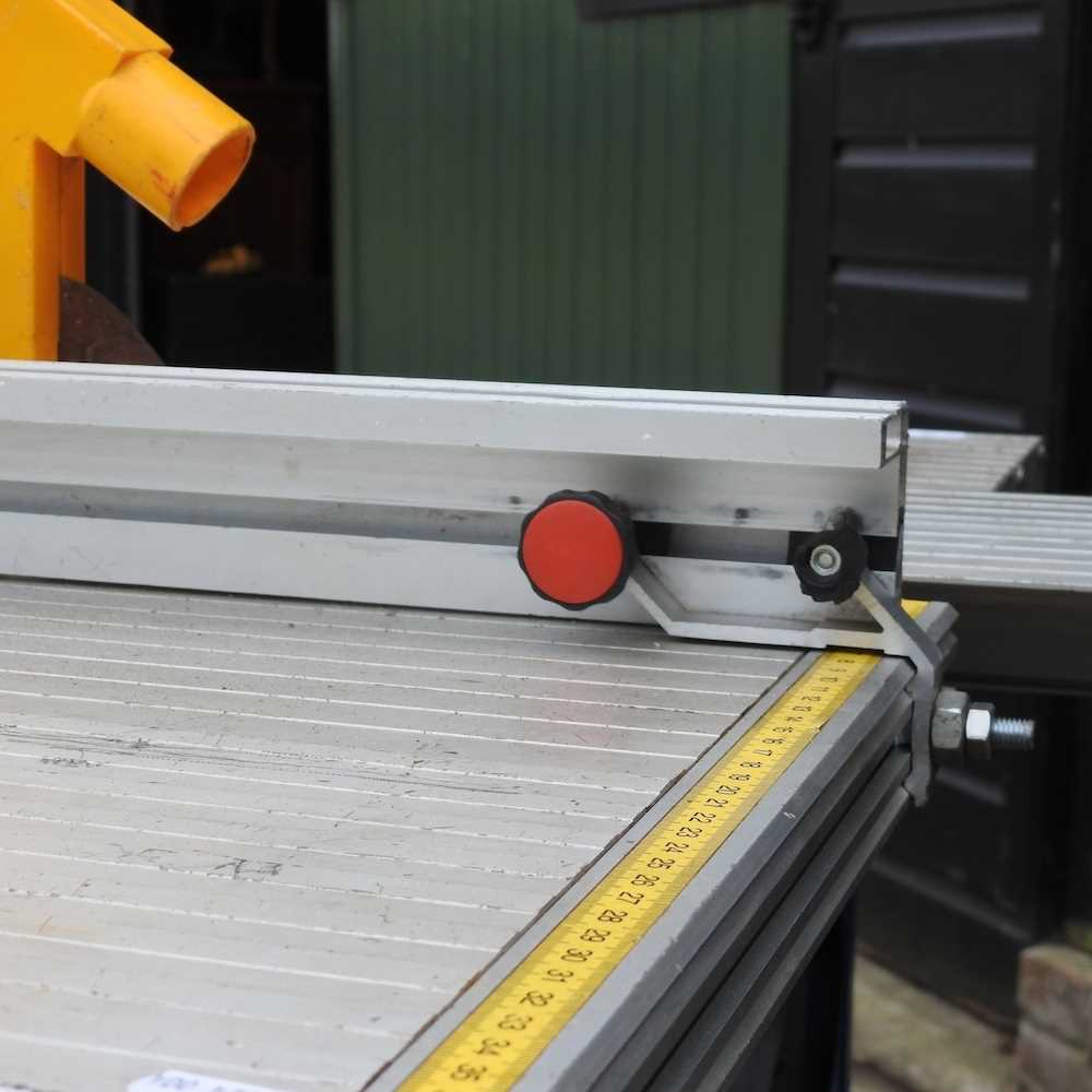 Lot 378 - An RSTS12 Record Power saw bench