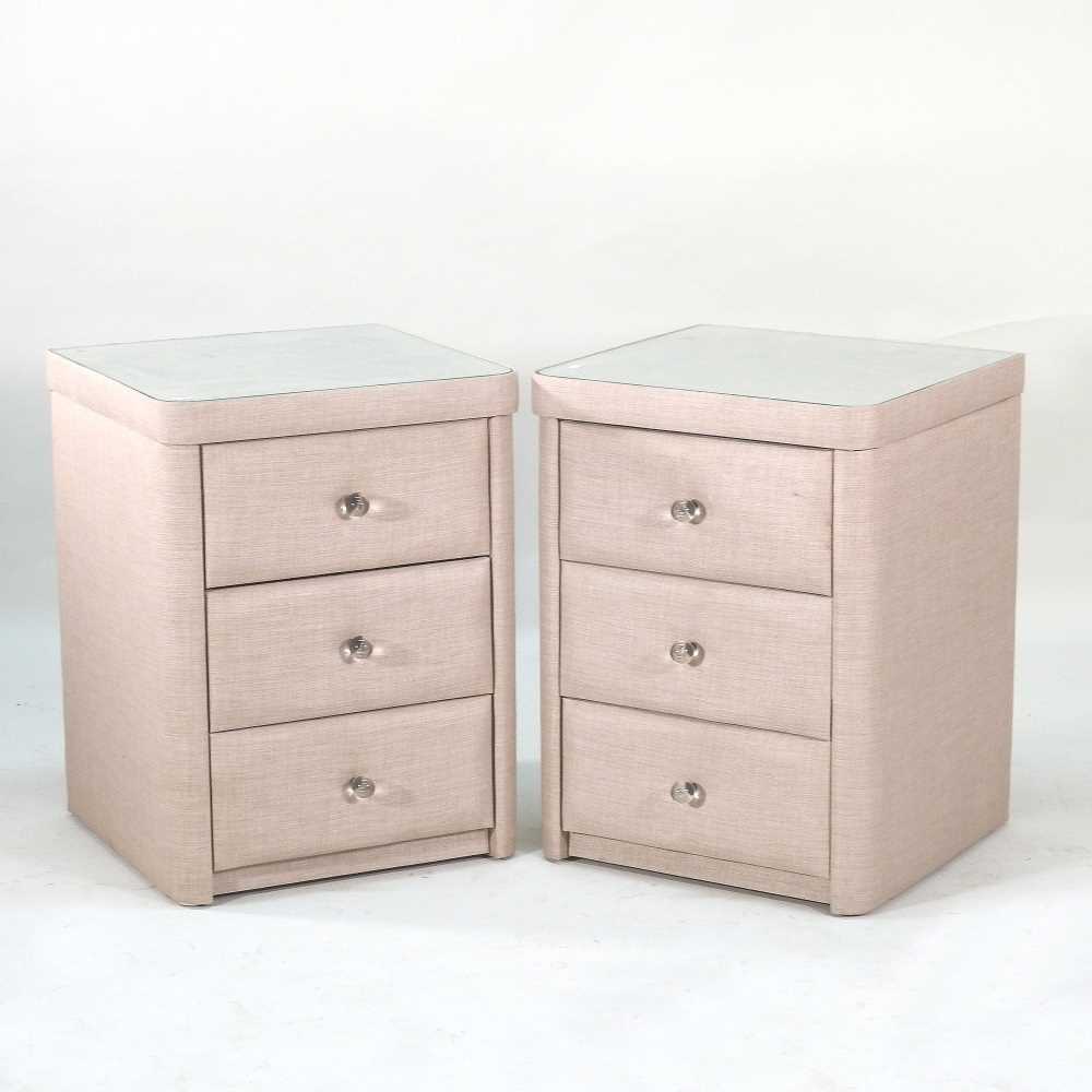 Lot 132 - A pair of modern bedside chests (2)