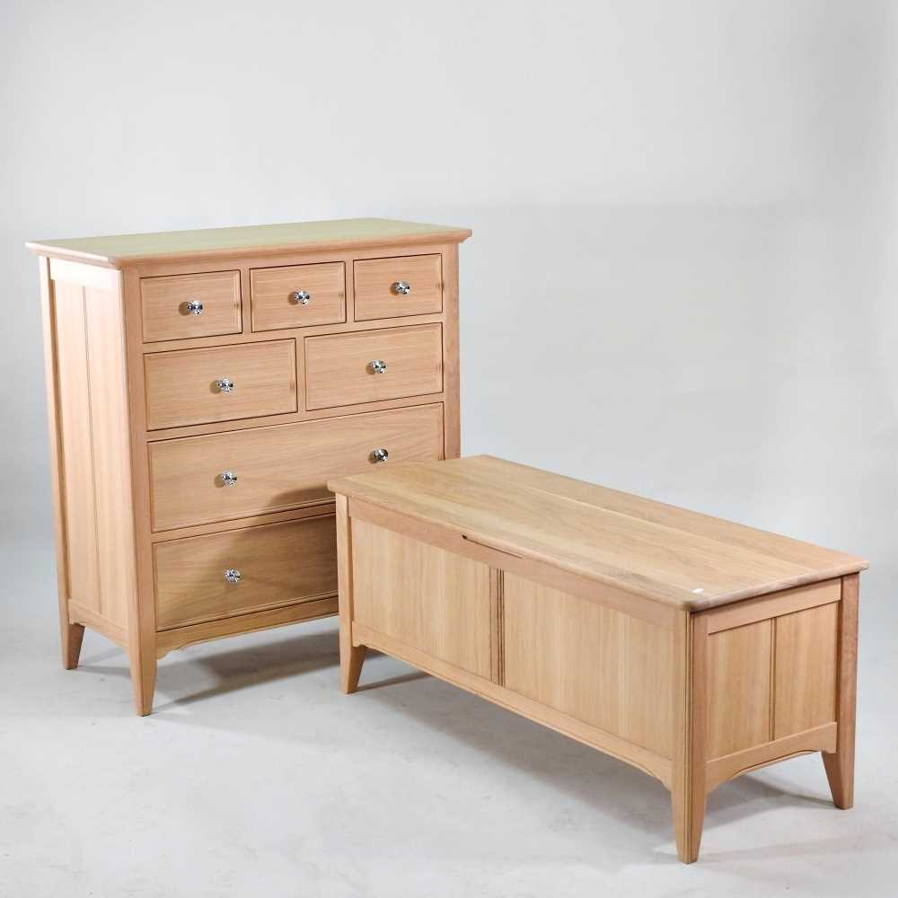 Lot 200 - A modern oak chest of drawers, 92cm wide,