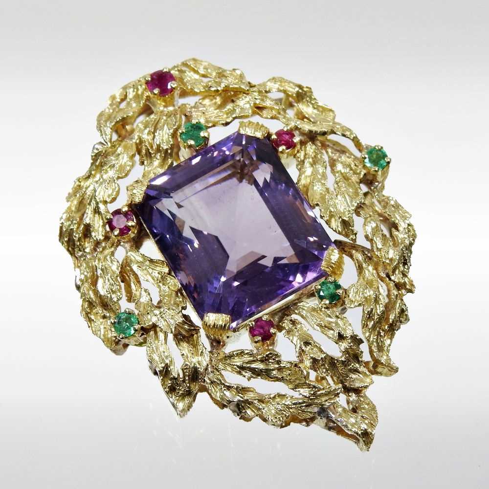 Lot 17 - An ornate gilt ruby and emerald brooch, the