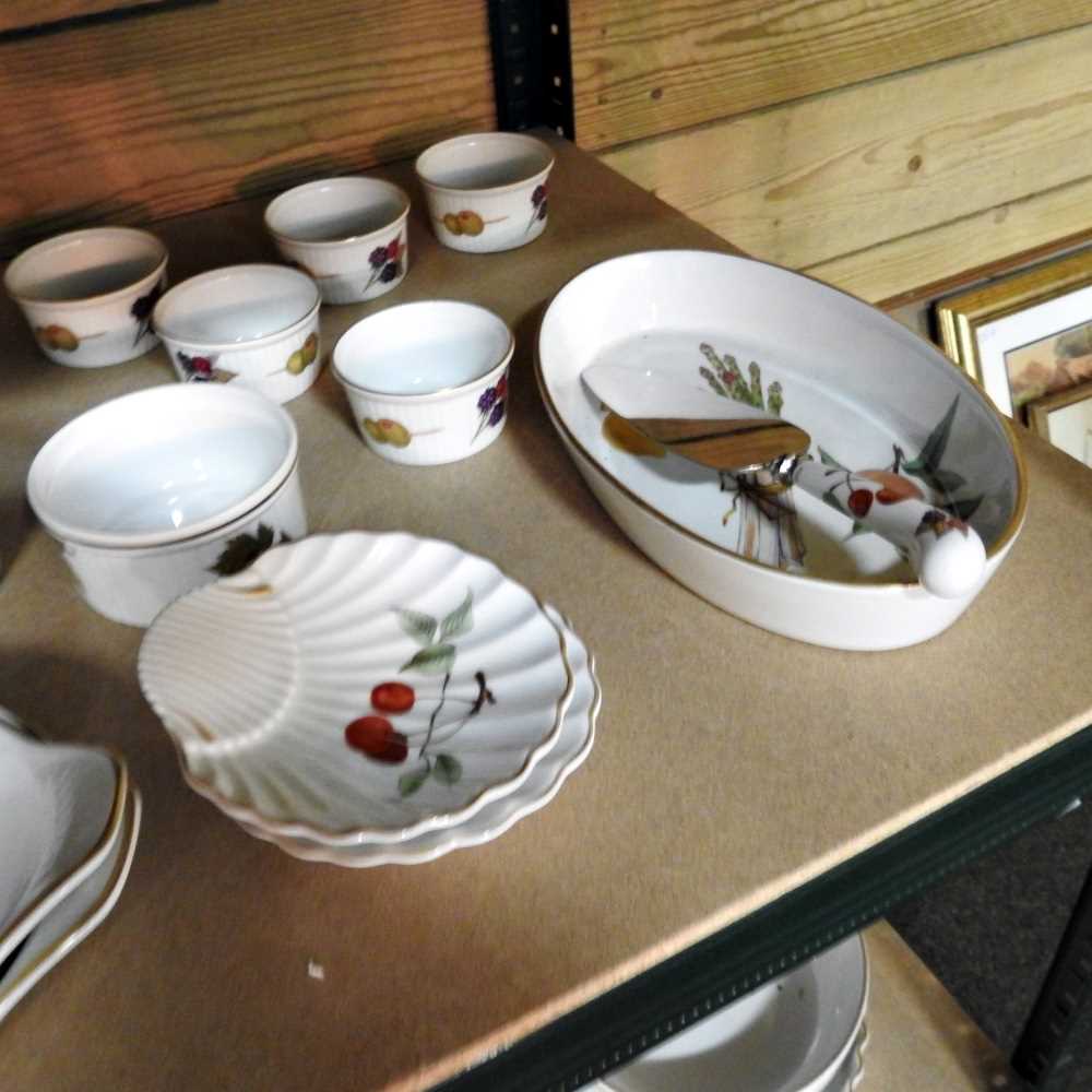 Lot 273 - A Worcester Evesham pattern part dinner