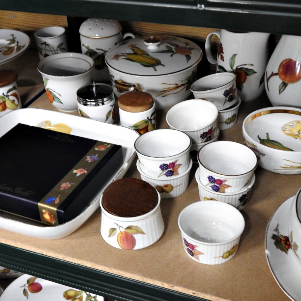 Lot 627 - An extensive Royal Worcester Evesham pattern