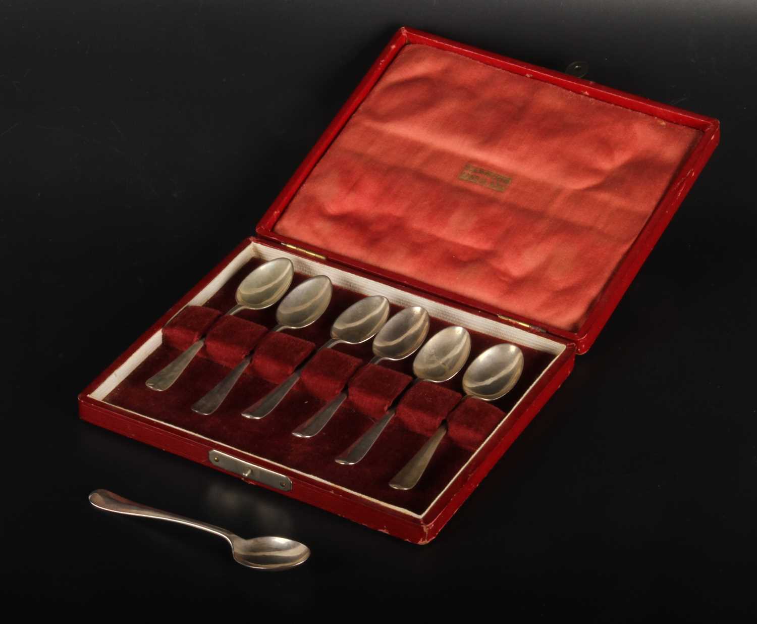 Lot 104 - A set of six Edward VII silver tea spoons,