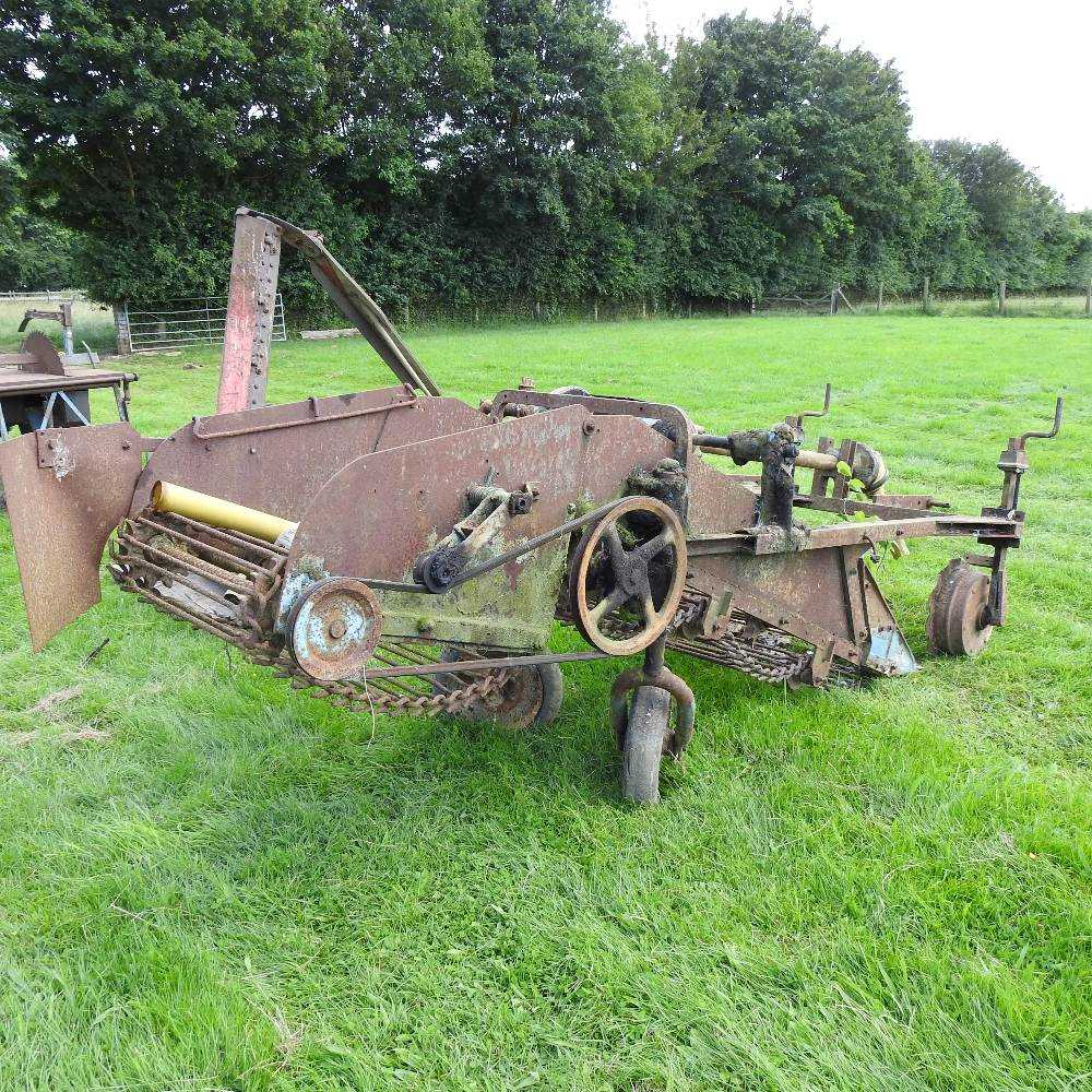 Lot 538 - A potato lifter
