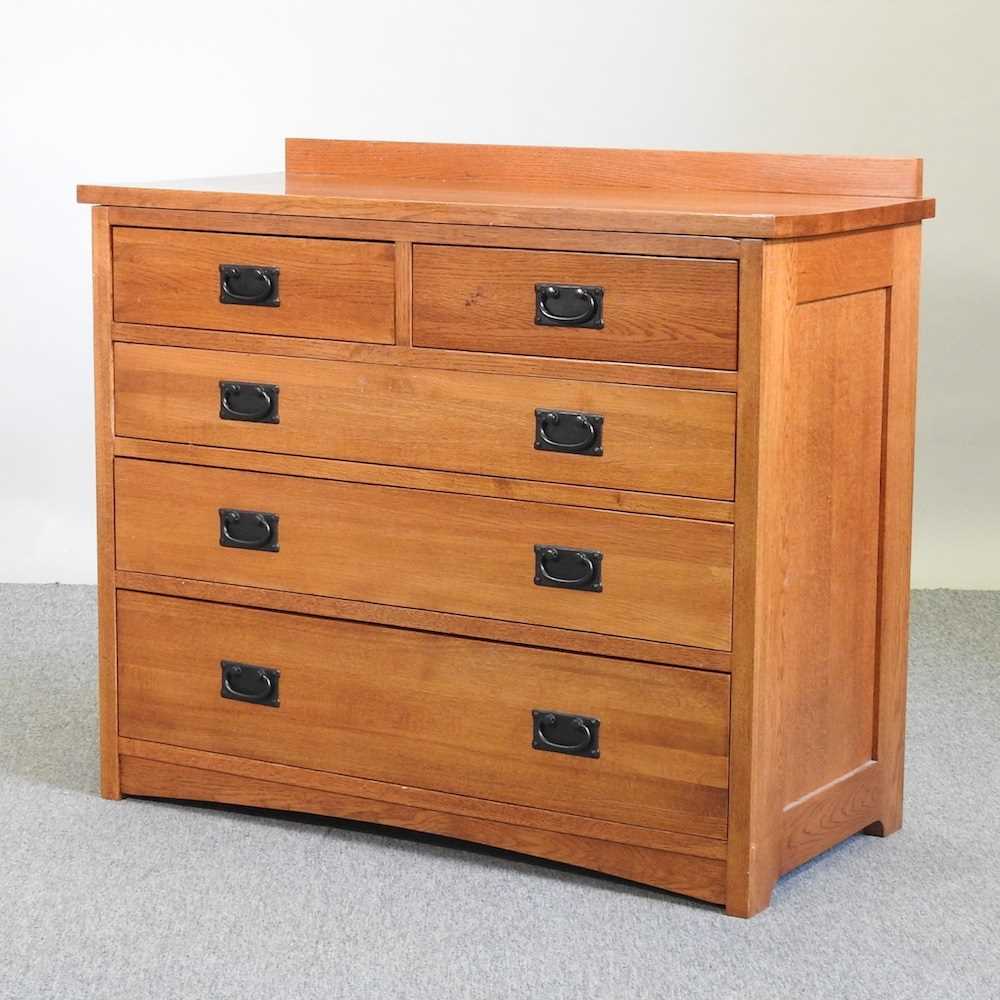 Lot 468 - A modern oak chest