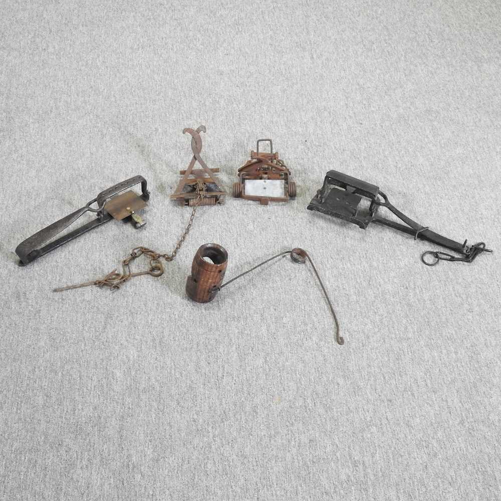 Lot 470 - A 19th century iron animal trap