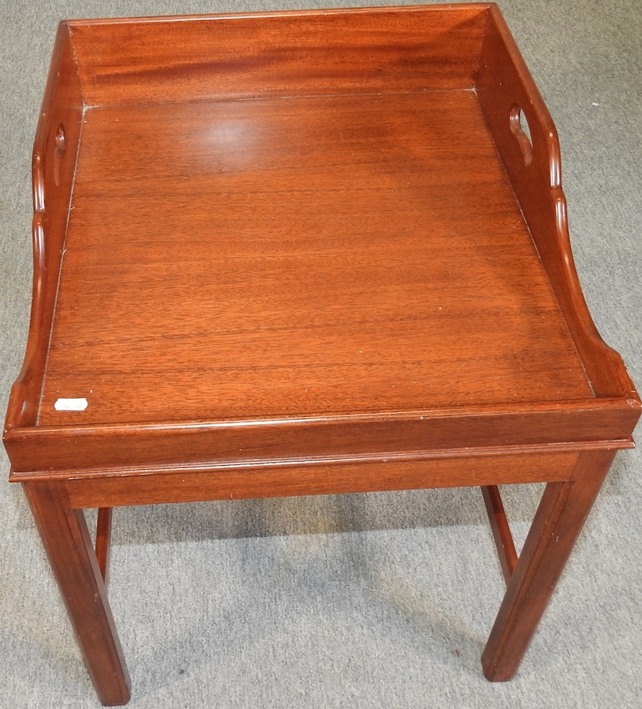 Lot 848 - A reproduction side table