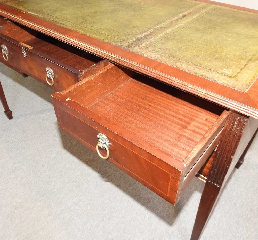 Lot 705 - A reproduction desk